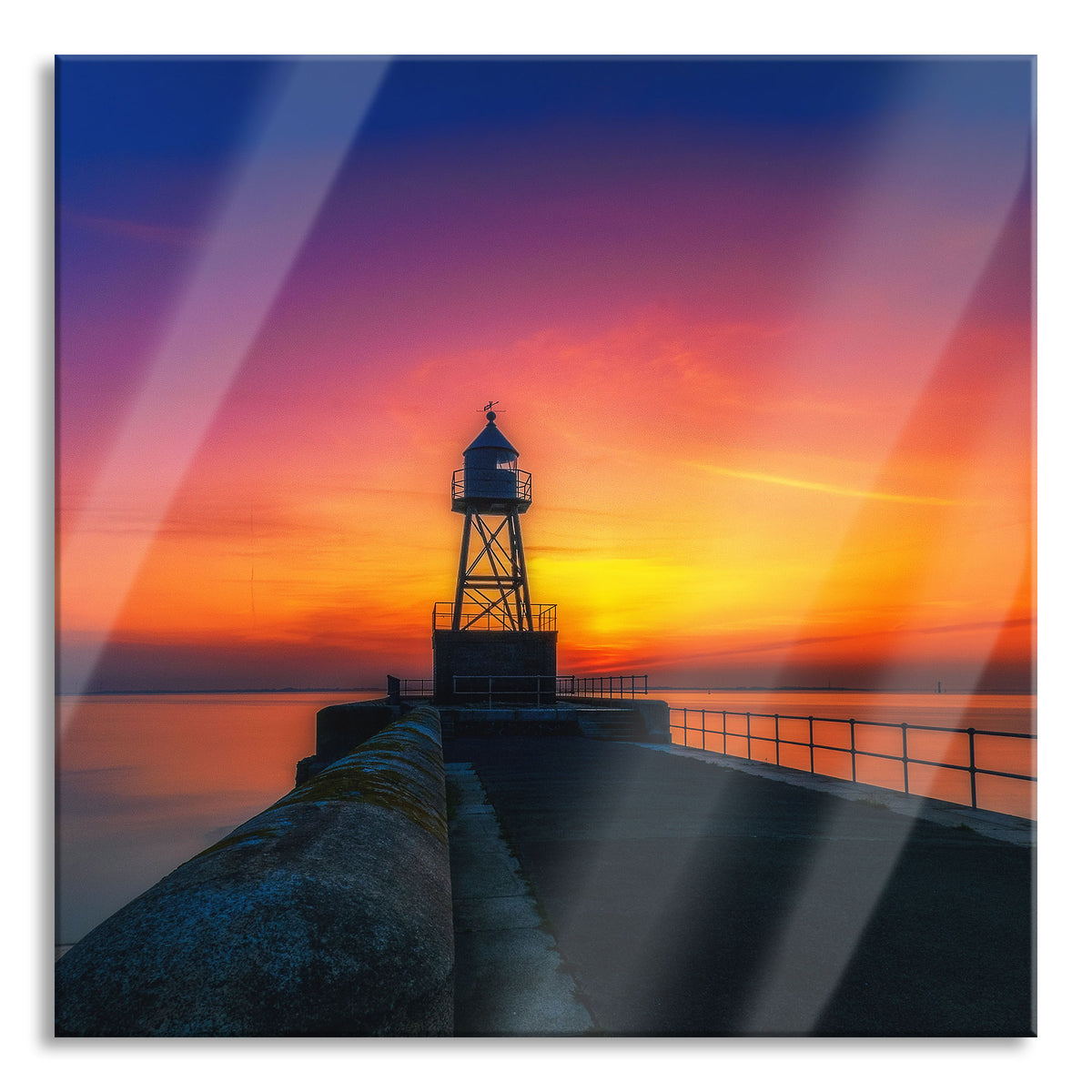 Leuchtturm am Steg bei Sonnenuntergang, Glasbild Quadratisch— Pixxprint.de
